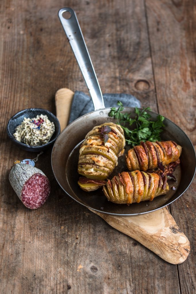 Hasselback Kartoffeln mit ungarischer Salami, getrüffeltem Pecorino ...