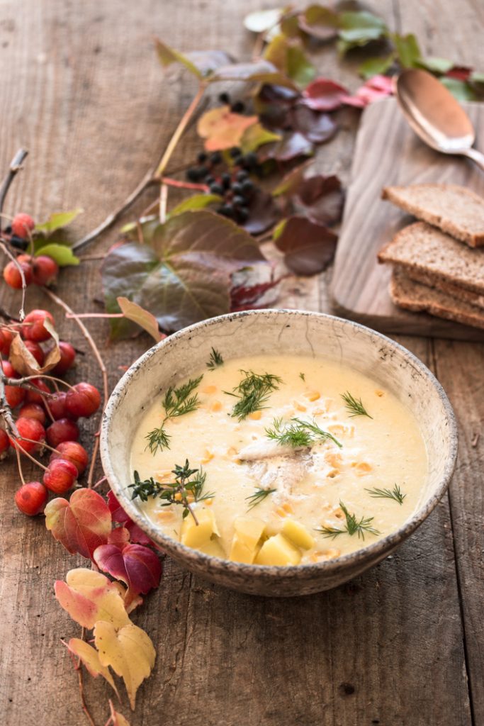 Nordische Fish Chowder mit Mais und geräuchertem Aal und eine ...
