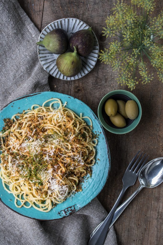 Spaghetti mit Oliven-Kapern Sauce und Zitronen-Bröseln - Dinner um Acht