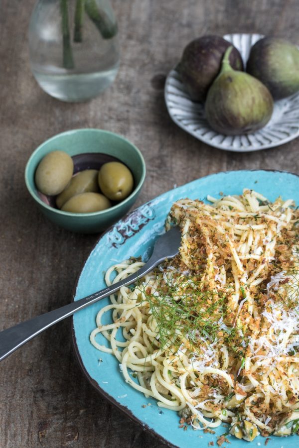 Spaghetti mit Oliven-Kapern Sauce und Zitronen-Bröseln - Dinner um Acht
