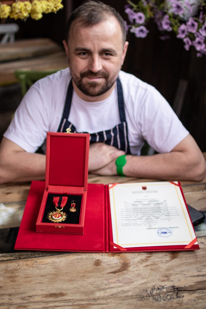 Mullixhiu, Tirana – ein Tag mit zwei albanischen Ikonen: Tefta Pajenga ...