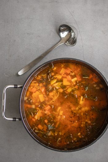 Wintersuppe mit Butternut Kürbis, Grünkohl, Salsiccia und Graupen ...