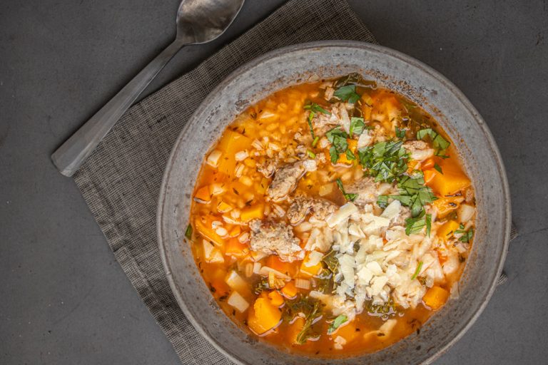 Wintersuppe mit Butternut Kürbis, Grünkohl, Salsiccia und Graupen ...