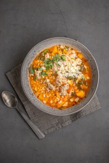 Wintersuppe mit Butternut Kürbis, Grünkohl, Salsiccia und Graupen ...