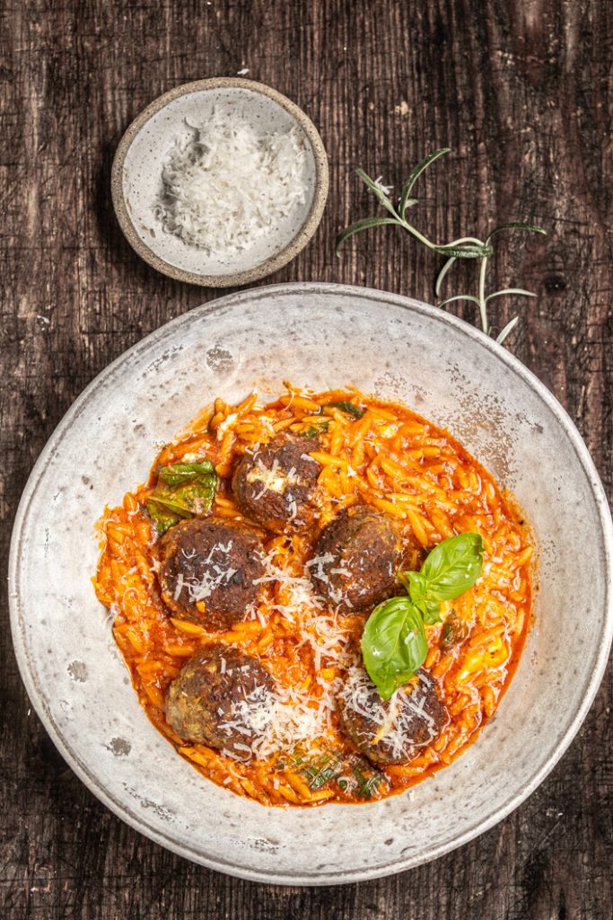Bifteki-Bällchen mit Tomaten Orzo - Dinner um Acht